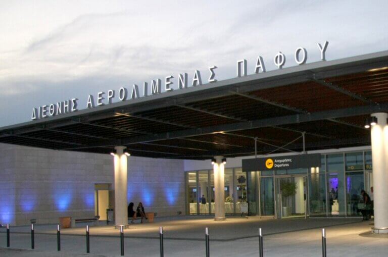 Επαναλειτουργούν αύριο τα αεροδρόμια της Κύπρου